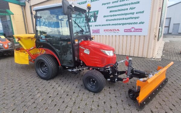 Winterdienst-Traktor Branson TYM T255 mit Schneeschild und Streuer