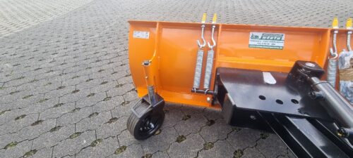 Winterdienst-Traktor Branson TYM T255 mit Schneeschild und Streuer